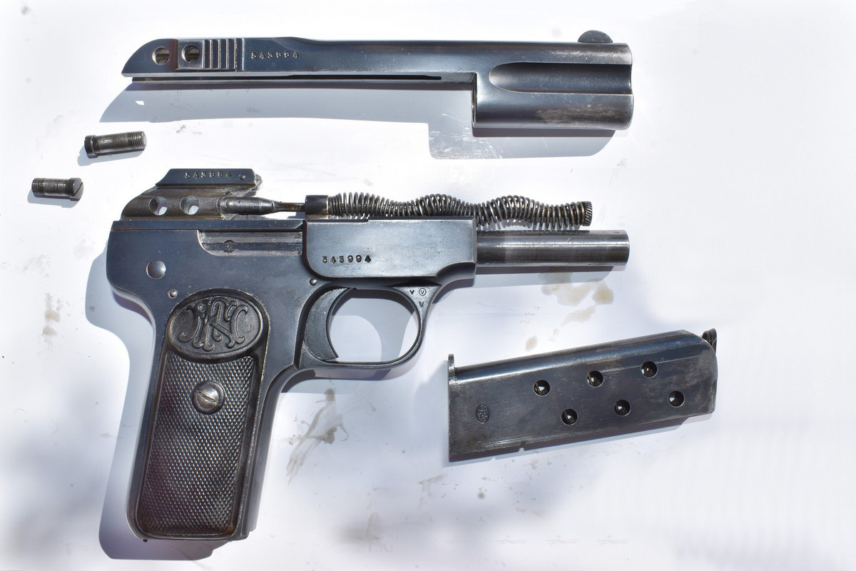 Slavné číslo jedna: Vyzkoušeli jsme na střelnici pistoli FN M1900 | 100 ...